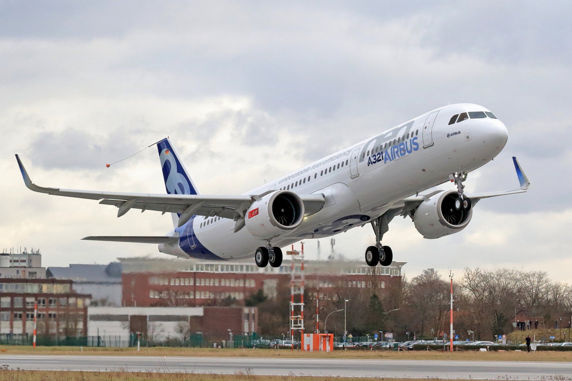 A321neo takes to the sky for the first time - Commercial Aircraft - Airbus